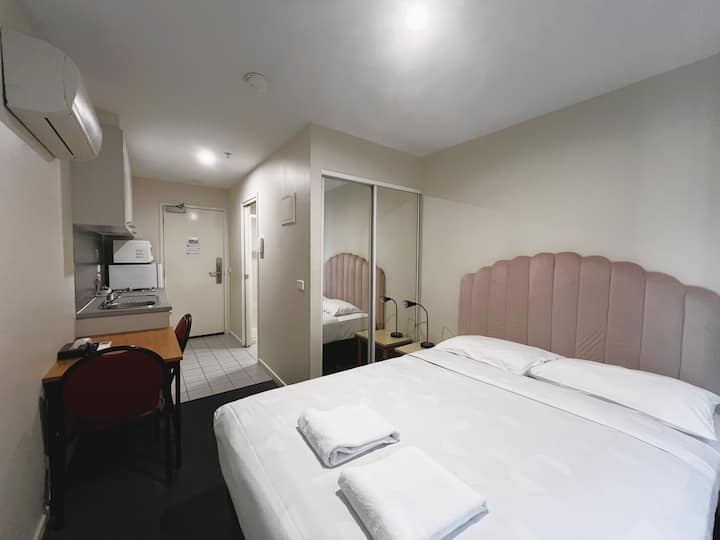 Comfy Cbd Studio | Couples Stay Near Market & Mall - Melbourne