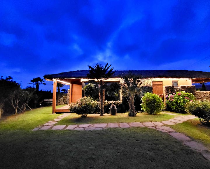 지꺼지게 귀덕 (밖거리)
제주도의 정취를 느끼며,
힐링 할 수 있는 숙소 입니다 - 한림읍