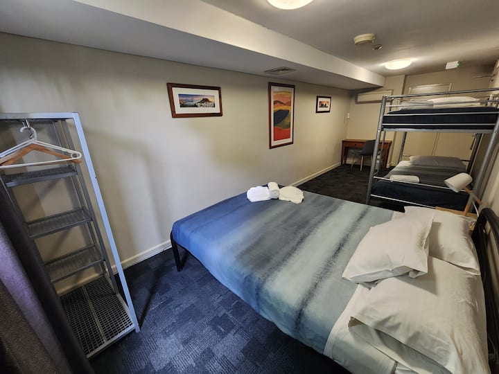 Family Backpackers Hostel Room Withensuite-4person - Surry Hills