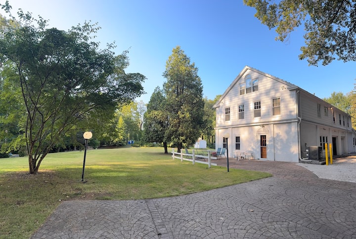 Huntington Haven, The Farmhouse, Shelton Ct - Pinewood Lake, CT