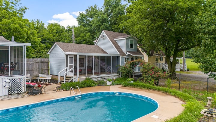 Lakefront House With Screen Porch Overlooking Pool - Salina Park, Salina