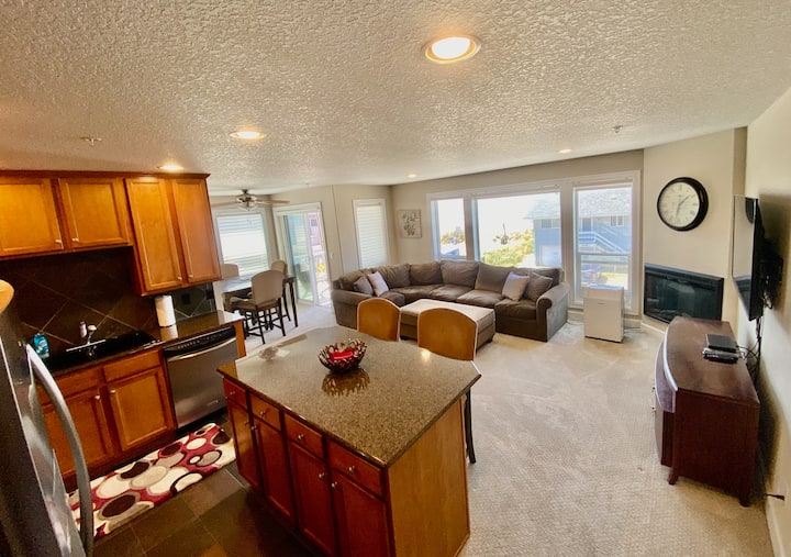 Amazing Oceanview Corner Condo! Seconds From Beach - Rockaway Beach