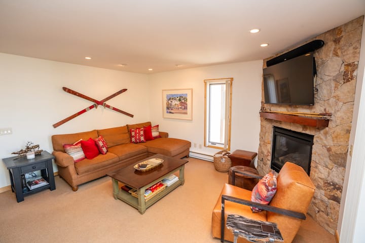 Ski-in Cozy Condo With Balcony Views - Snowmass Village, CO