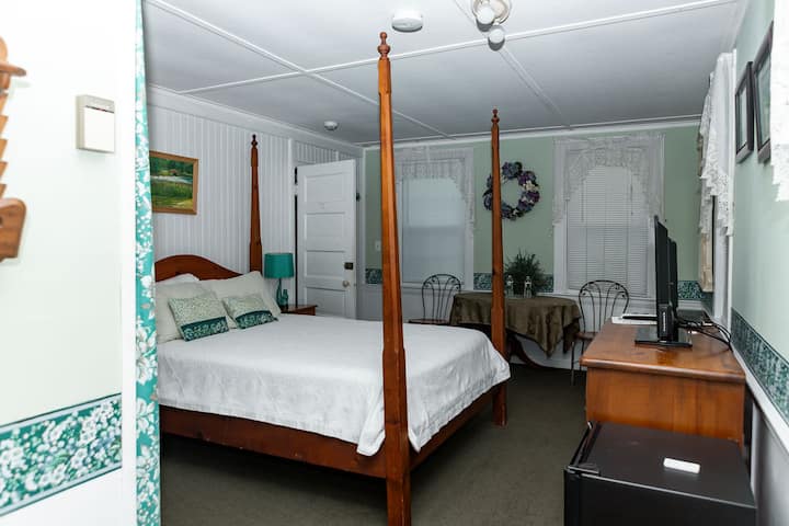 Room 1 Queen Bed - Barnaby Inn - Cape Cod, MA