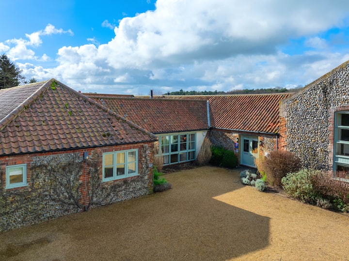 Plover House Is A Generous Spacious Converted Barn - Blakeney