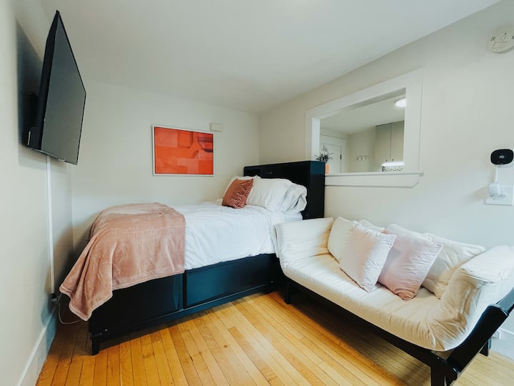 Central West End Hideaway W/ Courtyard & Parking - Portland, ME