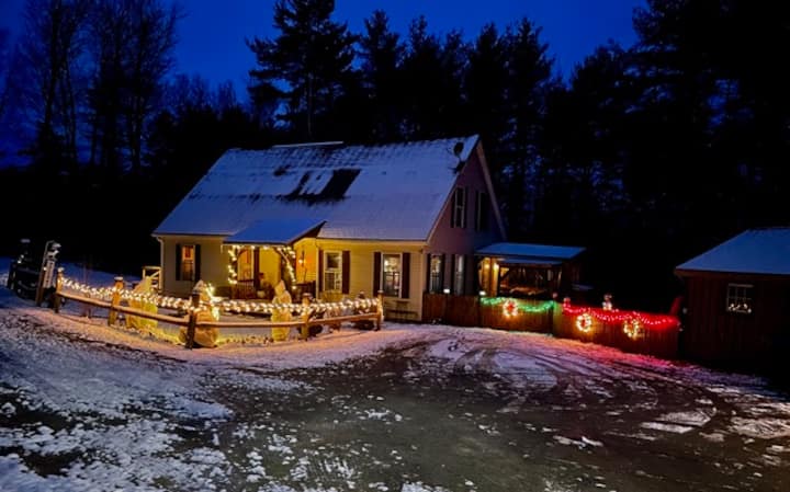 Sunny Side Airbnb (Dog Friendly) - Quechee, VT