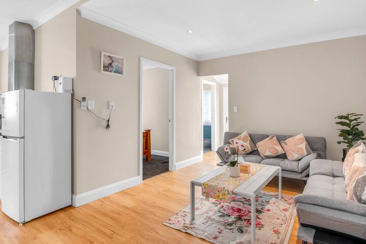 Quaint 2 Bedroom Fully Furnished Cottage - Warwick
