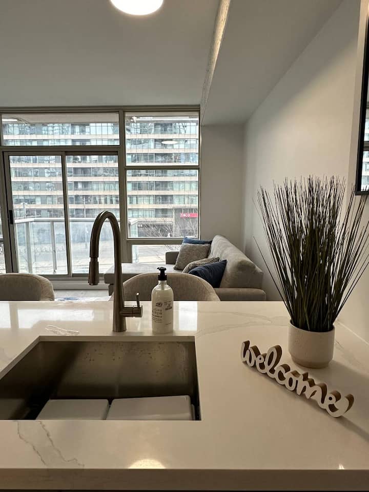 Toronto Downtown Condo Next To Cn Tower - Toronto