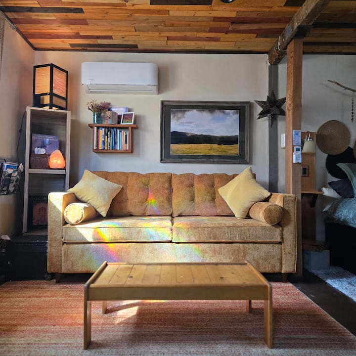 Eclectic Cottage Retreat In Historic Ivywild - Colorado Springs, CO
