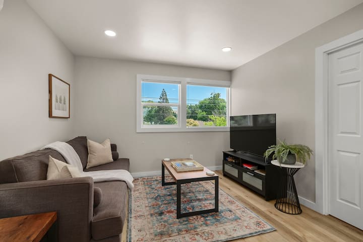 5 Min To Dwtn, Bart & Park| Private Deck W/ View - Concord, CA