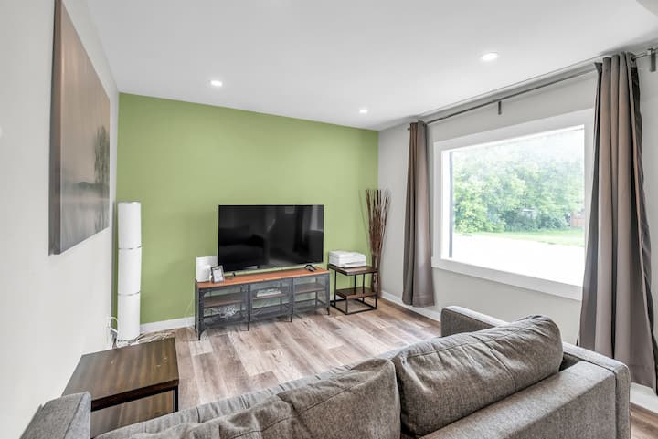 Cozy 2 Bed Apt With Fiber Internet Near Waterfront - Cornwall, ON, Canada