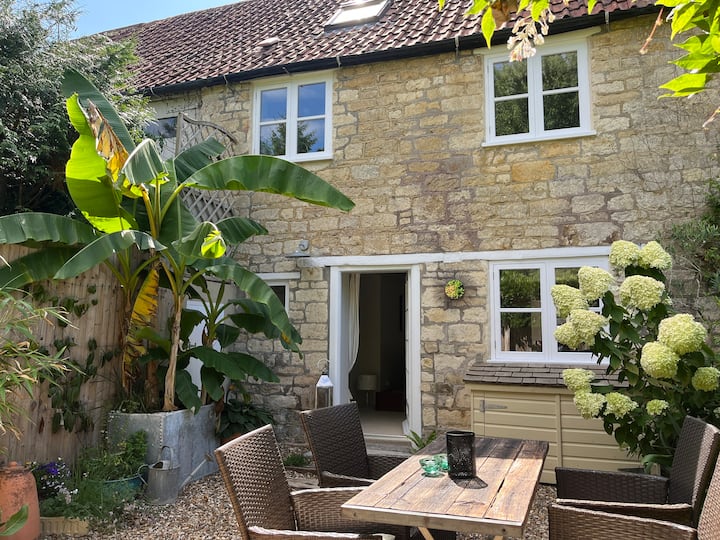 Lovell’s Cottage - Unique Village Barn With Views. - Wiltshire