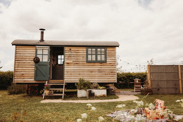 Luxurious Shepherds Hut With Wood Fired Hot Tub - Cambridgeshire