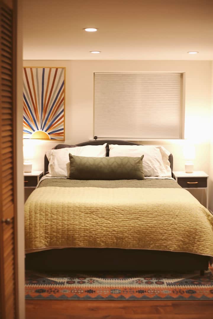The Burrow: Spacious, Quiet & Free Bus Pass - Seattle, WA