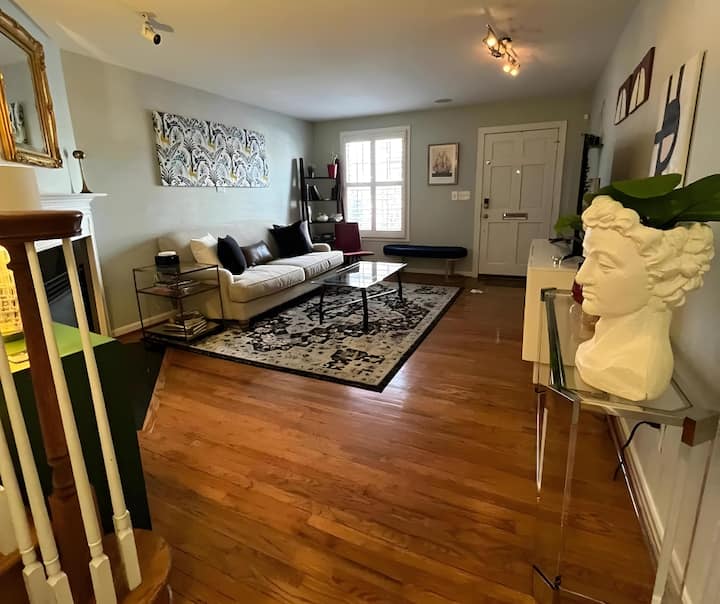 Old Town Escape! 4 Blocks Metro+walkable+ Parking - Alexandria, VA