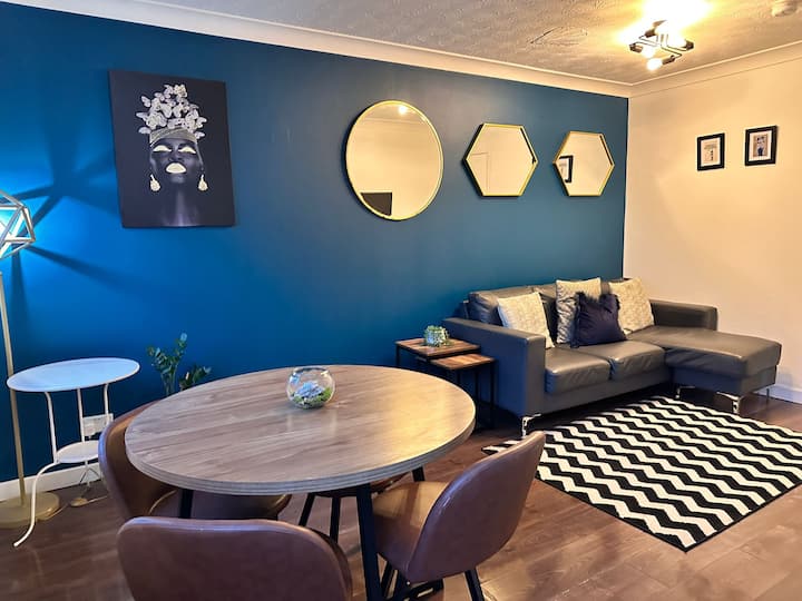 Bright 2-bed Central Apt + Clean Comfort & Parking - Glasgow