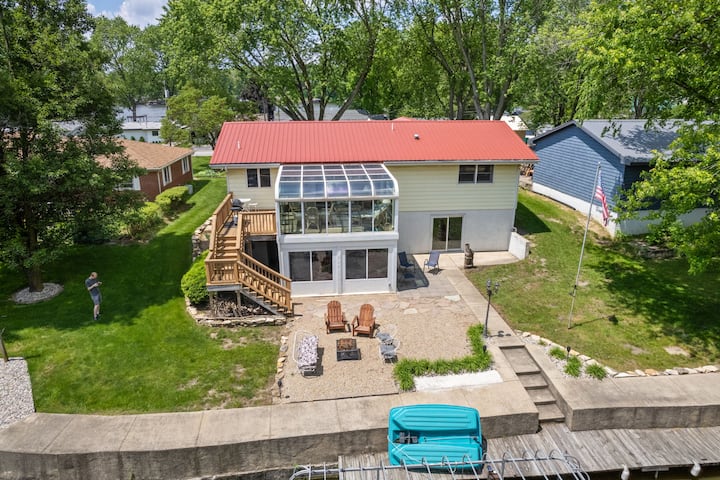 Glass Porch Cottage W/boat Dock - Indiana Beach, Monticello
