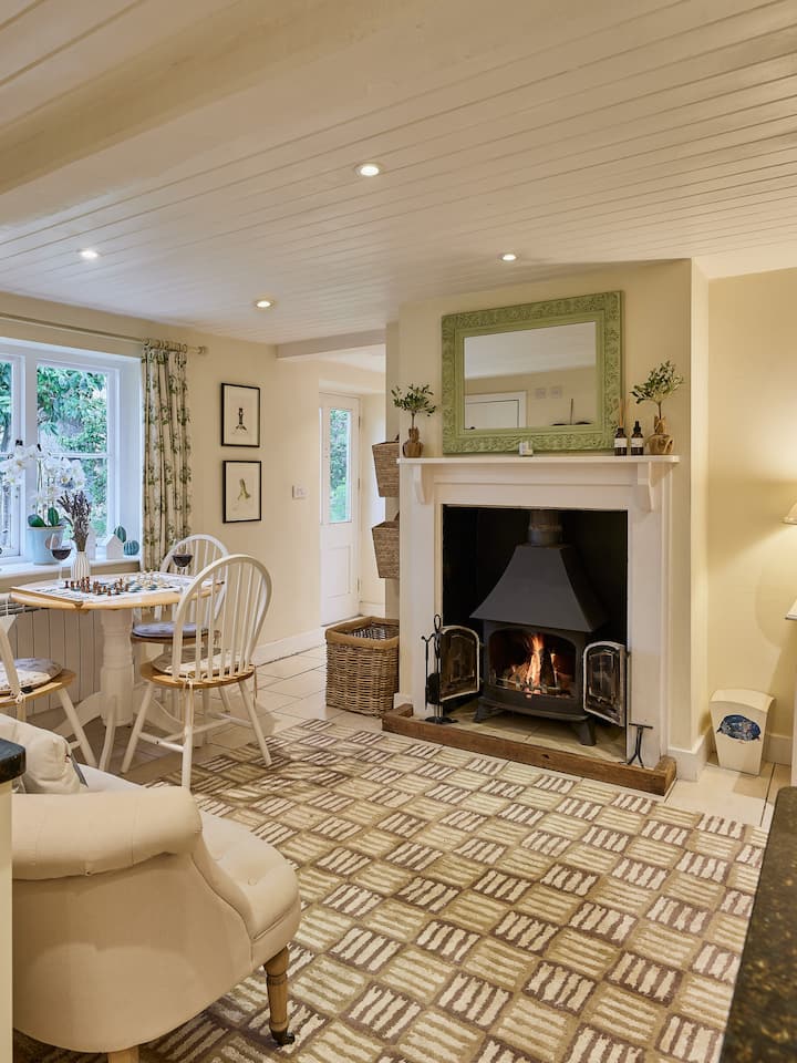 Two Bedroom Cotswold Stone Cottage In Wiltshire - Malmesbury
