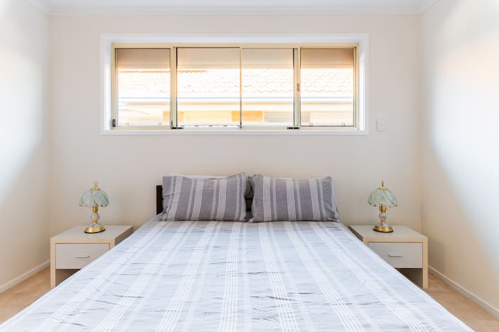 Warm Friendly Family Home - Room 3 Private Ensuite - Adelaide
