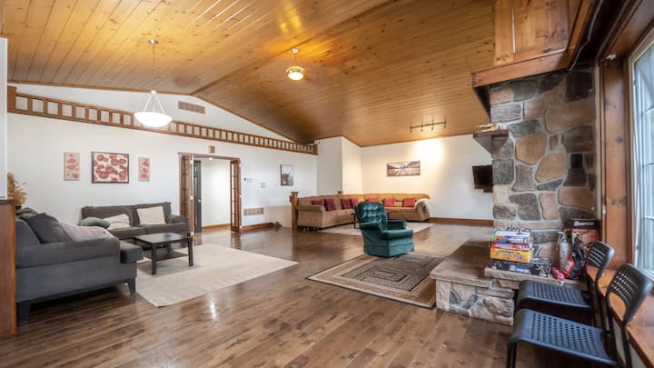 Sloansh Cottage - Waterfront Muskoka Retreat - Bracebridge
