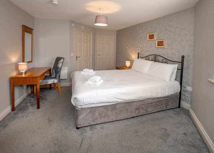 Spacious Central York 2 Bedroom Apartment Sleeps 4 - York