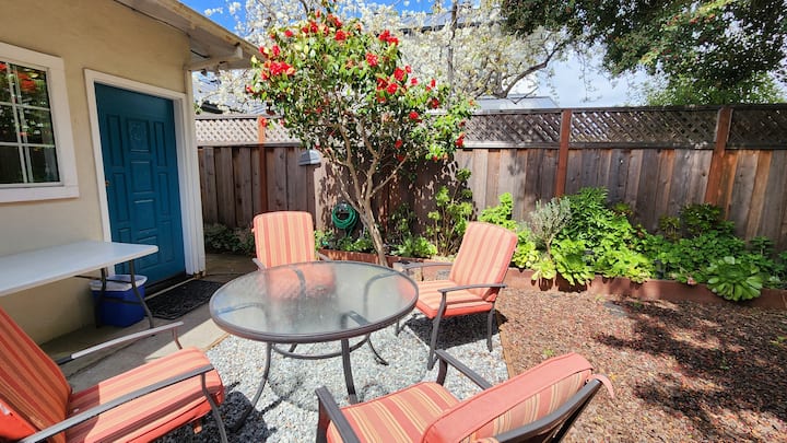 Santa Cruz/seabright
Upper Harbor Attached Studio - Santa Cruz, CA