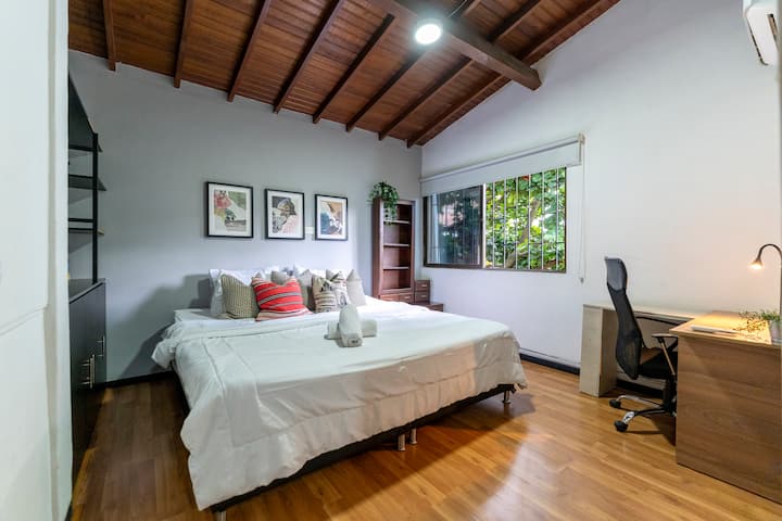 3br Apt· Poblado· Wifi + Balcony + Walk Everywhere - Medellín
