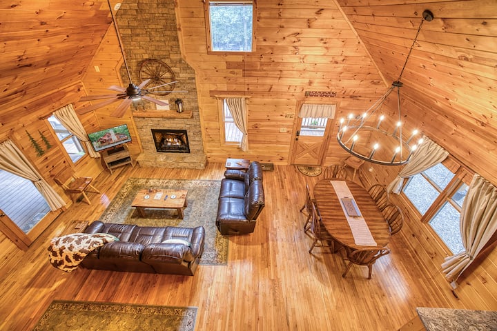Spacious Cabin Retreat - Hot Tub - Gameroom - Georgia