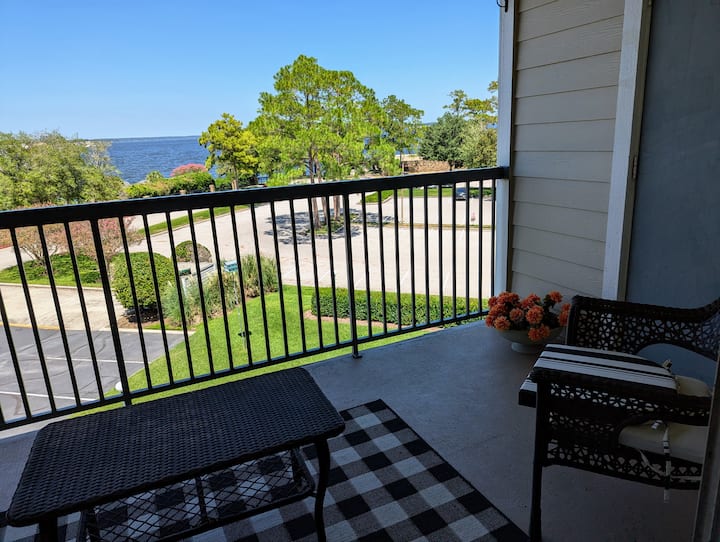 Relaxing Lake View One Bedroom Condo On The Water - Conroe, TX