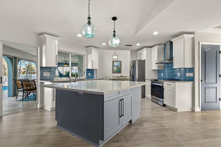 Luxurious Large Open Ocean Blue Pool Vacation Home - Cape Coral, FL