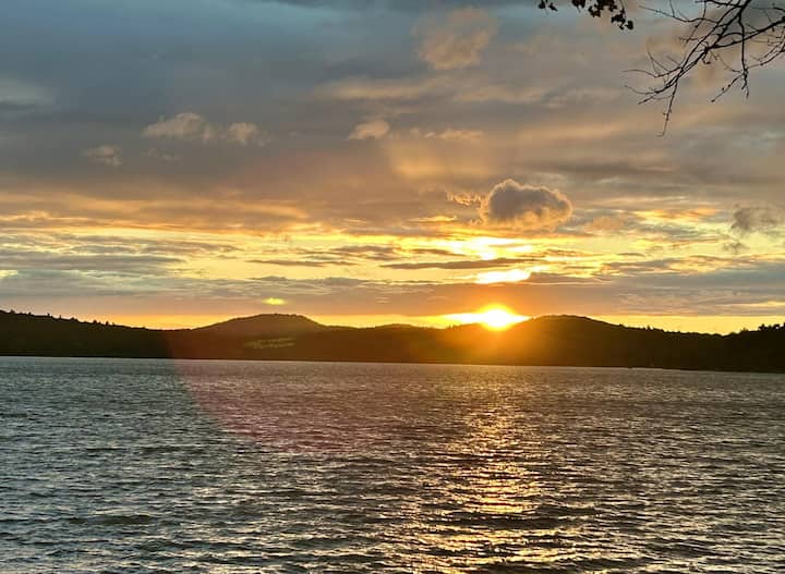 Serene Sunsets At Kamaniskeg Lake House - Barry's Bay