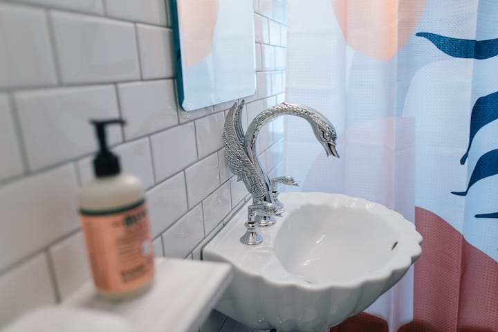 The Wilson J | Renovated Spacious Studio - Madison, WI