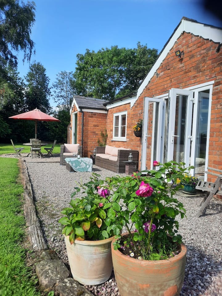 Cottage In Rural Cheshire - Beeston Castle