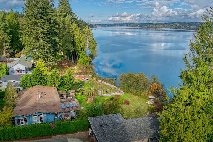 Magical 4 Bed Beachfront Cottage Getaway - Poulsbo, WA