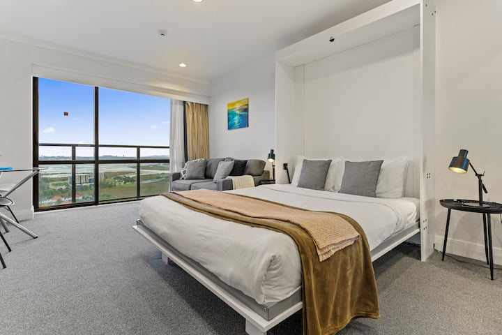 Skyline Sojourn Studio With Parking And Sea Views - Auckland