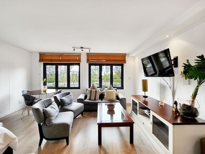Practical & Centrally Located Green Point Studio - Kaapstad