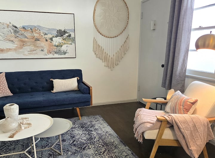 Apartment With Small Patio + Parking - Pasadena, CA