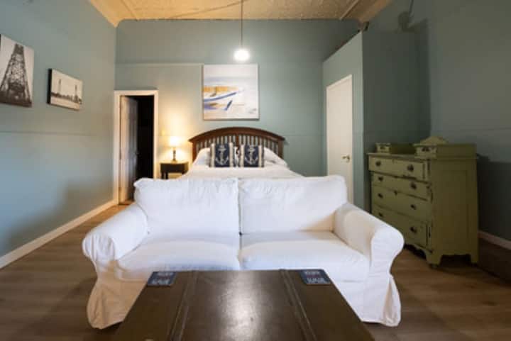 Large One Bedroom Suite 2 No Canal View - Port Colborne