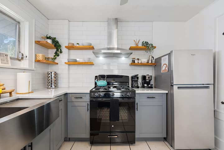 Updated Old Ne Apt -  Walking Distance To Downtown - St. Petersburg, FL