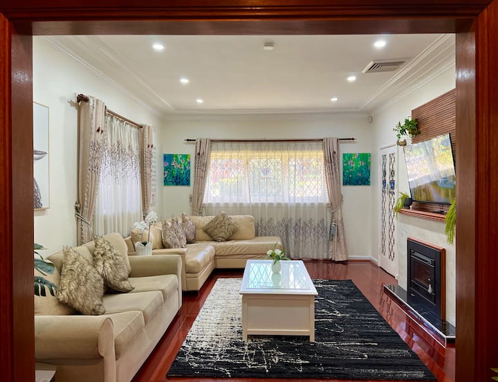 Comfy & Convenient, 5 Mins Walk To Train Stations - Parramatta