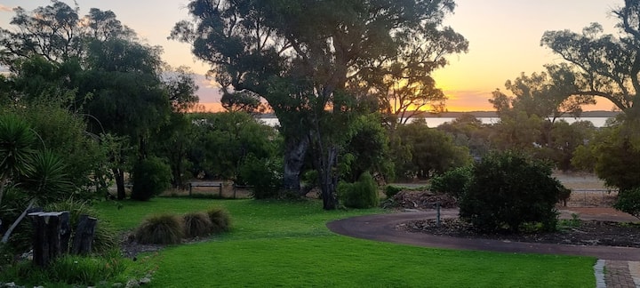 Estuary Water Views 4bedroom Home With Pool - Bunbury