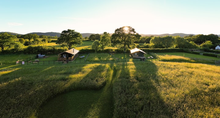 Glamorous Safari Lodge & Private Hot Tub - Cotswolds