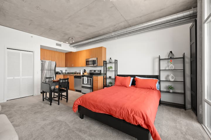 Modern Condo W/free Parking, Great Location & View - San Diego, CA