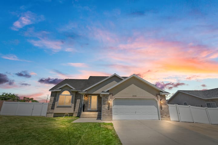 17mi Ski Resort | Mountain Views | Fireplace - South Jordan, UT
