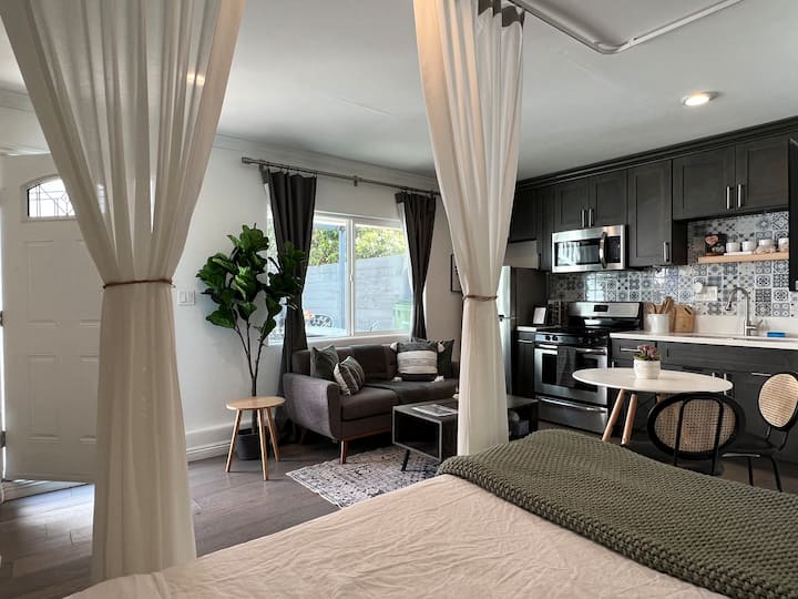 Private Suite | Full Kit & Patio | By Lacma&grove - Los Angeles, CA