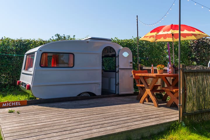 Michel: Cosy Gdr Retro Camper Behind The Dyke - Kellenhusen