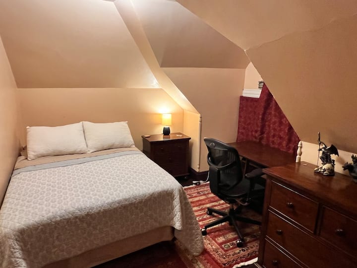 Private Cozy Room In Historic Home In North Area - Bridgeport, CT