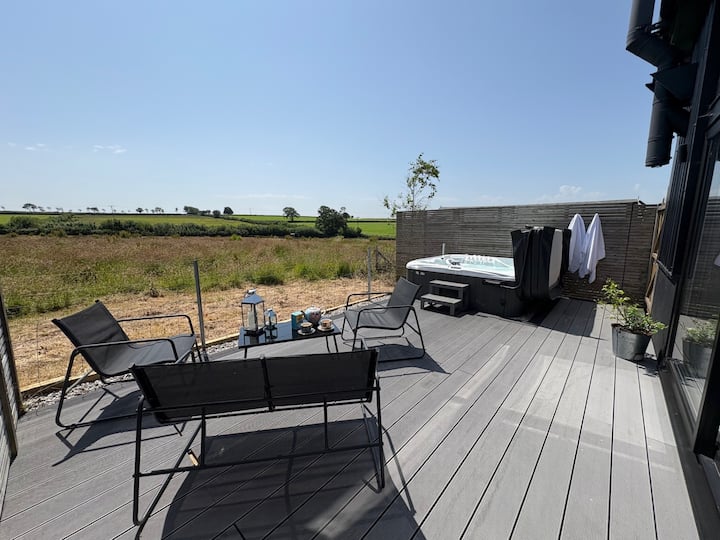 Beautiful Luxury Cottage, Private Hot Tub & Views - North Devon