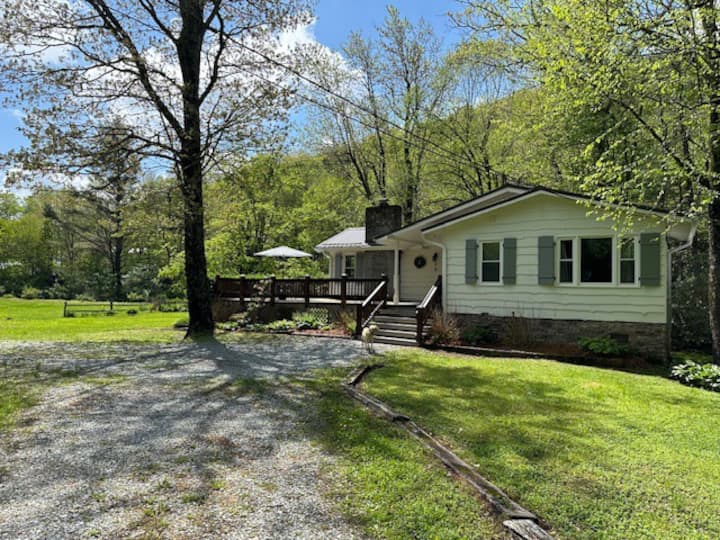 Cozy Creekside Cottage In The High Country - Boone, NC